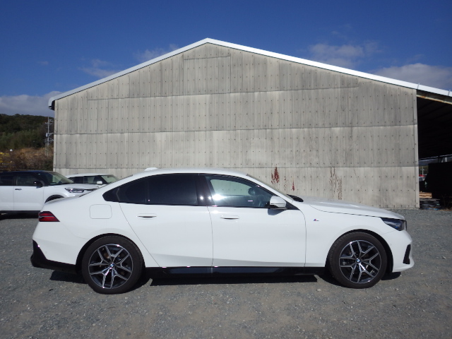 BMW 5 Series 2025, WHITE, 2000cc - Karmen Ltd